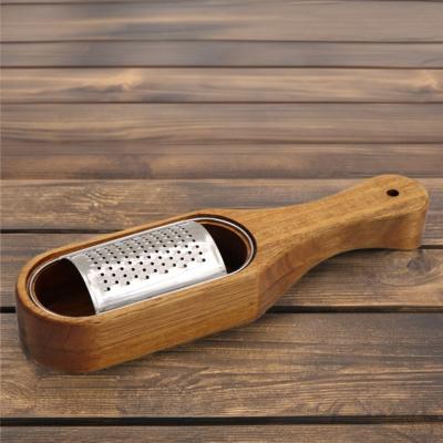 Cina Logo Grater per formaggio in acciaio inossidabile personalizzato con raccoglitore di legno di acacia rimovibile in vendita
