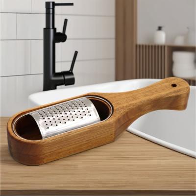 Cina Logo Grater per formaggio in acciaio inossidabile personalizzato con raccoglitore di legno di acacia rimovibile in vendita