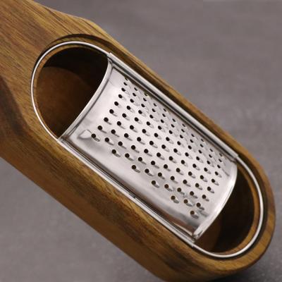 Cina Logo Grater per formaggio in acciaio inossidabile personalizzato con raccoglitore di legno di acacia rimovibile in vendita