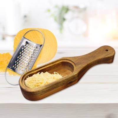 Cina Logo Grater per formaggio in acciaio inossidabile personalizzato con raccoglitore di legno di acacia rimovibile in vendita