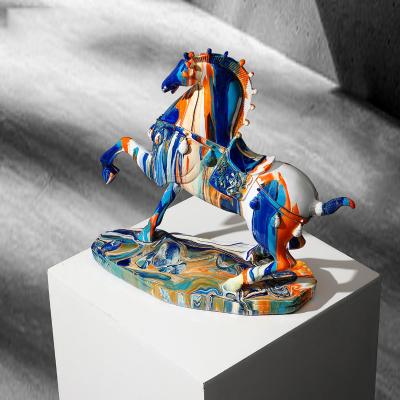 China Vintage Galloping Horse Resin Sculpture in Camouflage Design for Desktop Wall Decor Bamboo Material for sale