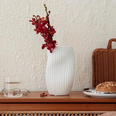 China Stylish Tabletop Pot Decor with Water-Raised Flower Design in Modern Ceramic Vase for sale