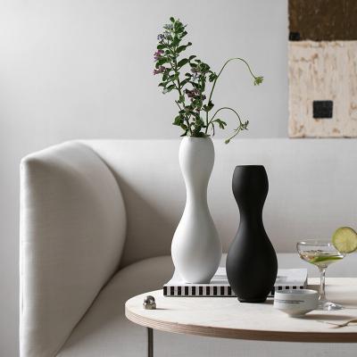 Cina Vaso in ceramica in bianco e nero creativo per la moderna tavola o la decorazione dell'ufficio domestico in vendita
