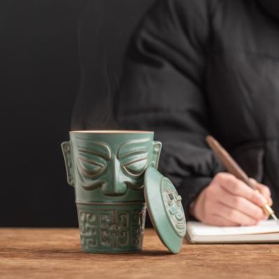China Gepersonaliseerd logo Acceptabel einde Sanxingdui Grote capaciteit keramische mok met deksel en lepel Te koop