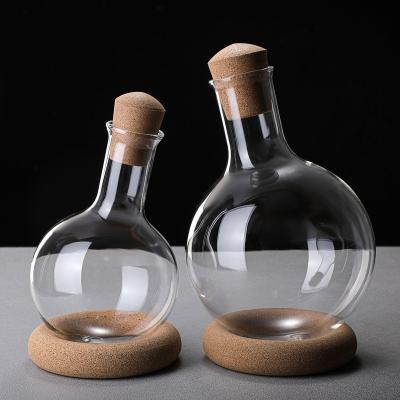 China Classic Design Style Red Wine Decanter with Quick Pour Spout Made of Borosilicate Glass for sale