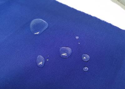 Cina La pianura uniforme del tessuto del poliestere dell'idrorepellente della saia ha tinto il peso 260GSM in vendita