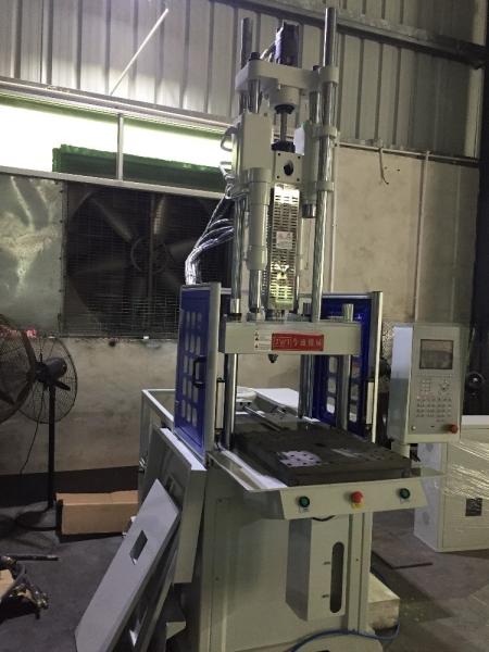 Quality 12KW Kitchenware Shuttle Plastic Injection Molding Machine Vertical 55T for sale