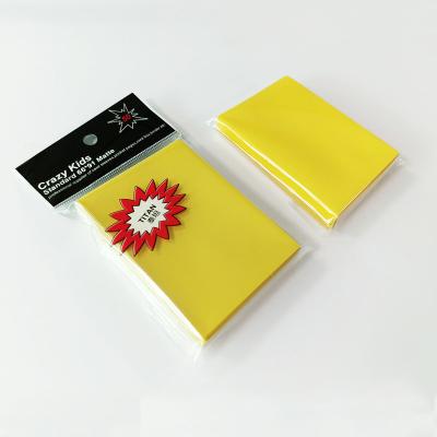 China Gele Magische Verzamelkaarthoezen Polypropyleen Achterkant 66X91mm Te koop