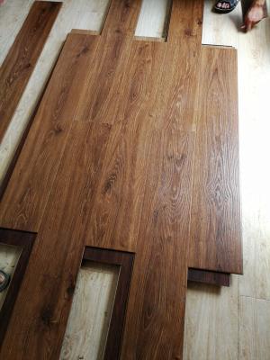 China 8.3mm class32 ac4 embossed V groove wax piso flotante laminate floor for sale