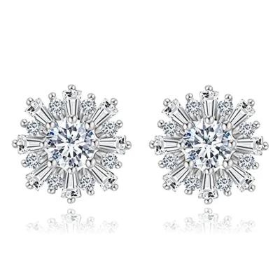 中国 Decorous 925の銀製CZのイヤリング、0.8g純銀製の女性のための立方ジルコニアのイヤリング 販売のため
