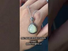 O fechamento da flor cinzelou Jade Pendant branca a pera de 12x15mm que deu forma ao pendente de pedra de prata