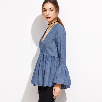 China Ladies tops deep v-neckline cap sleeves denim shirt for women à venda