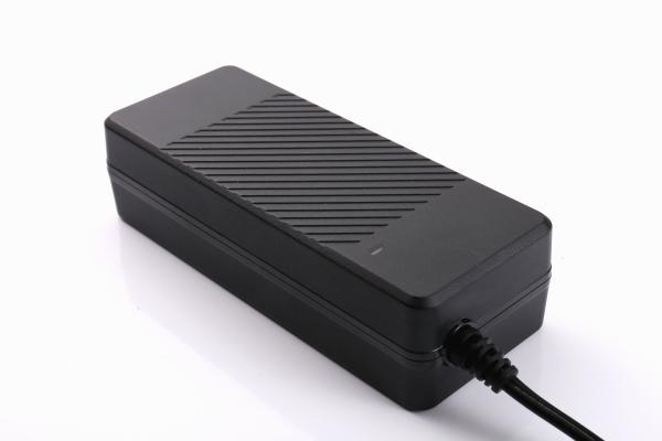 C6 C8 C14 Tischplattenstromadapter 12V 7.5A 15V 6A 24V 3.75A 24V 4A Wechselstrom-Sockel-90W