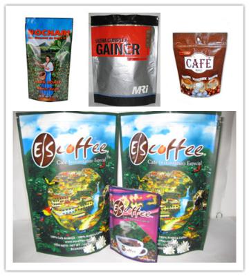 L'ANIMAL FAMILIER/AL/NY/PE tiennent les sacs inférieurs de gousset pour le grain de café