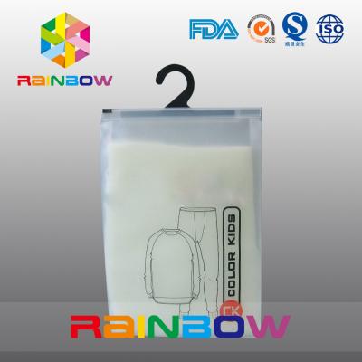 China Bolsas plásticas heladas del PVC que empaquetan el bolso de la ejecución con el Ziplock para el paño de los niños en venta