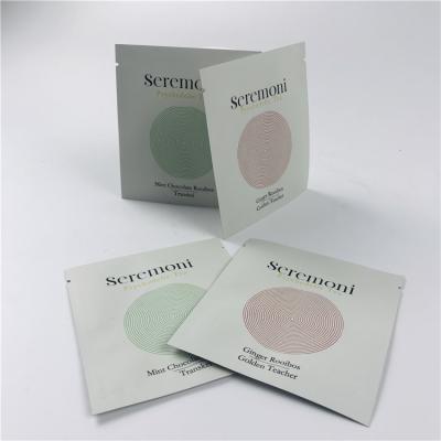 Le côté trois adapté aux besoins du client a scellé de petits sachets pour l'emballage de lotion de main