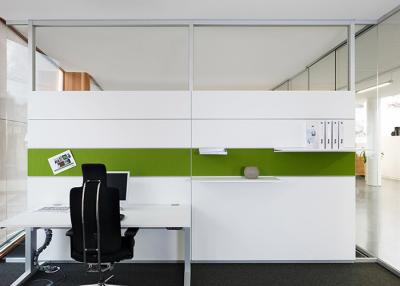 China divided into upper and lower two-stage steel board panel office solid partition wall zu verkaufen