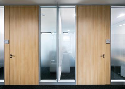 China acoustic sound glazed patition wall solid steel materail door wood color aluminum frame zu verkaufen