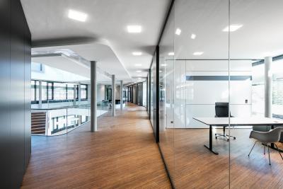 중국 선명한 유리 벽 12mm 단일 유리 낮은 비용 간단하고 아름다운 좋은 빛 전달 판매용