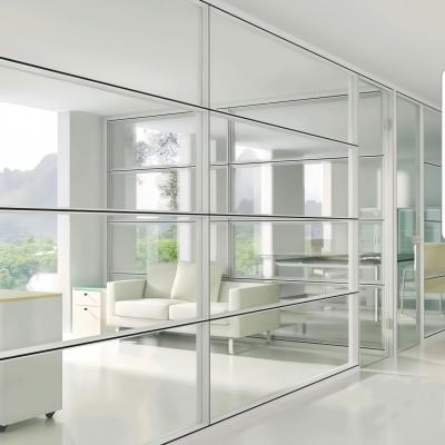 China 60mm Aluminium Kozijn Glazen Scheidingswand Met Rasterontwerpen Interieur Glazen Scheidingswandsystemen Voor Kantoren Vergaderzalen Te koop
