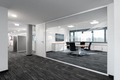 China 25mm Single Layer Glass Office Partition Wall - Tempered & Customizable for sale