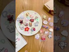 Gekleurd zwart metaal aangepaste lapel pinnen UV-print cartoon enamel pinnen