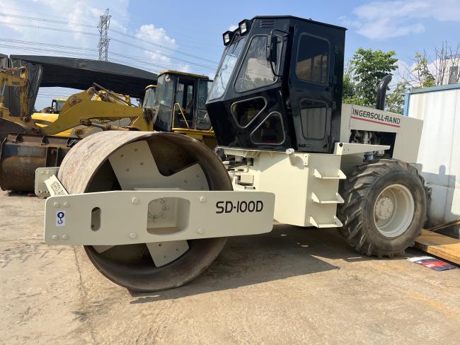 Front view of Ingersoll Rand SD100D Road Roller Compactor