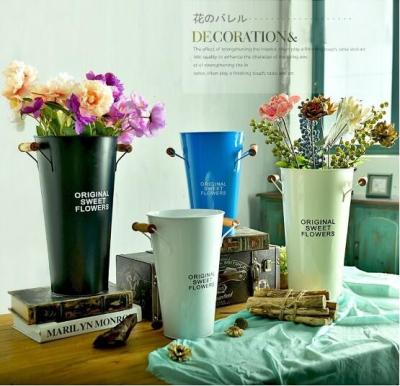 China galvanized round power coating  flower tin vase flower pot planter with wood handle for sale
