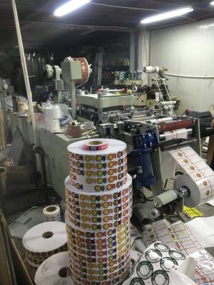 Cina Etichetta automatica Rolls che taglia gli autoadesivi a stampo tagliente dell'etichetta del fornitore della Cina del macchinario tagliati rotolo a macchina dell'autoadesivo che tagliano in vendita
