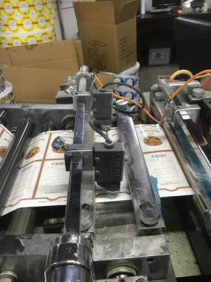 Cina macchina tagliante dell'etichetta della manica del PVC del film dell'imballaggio trasparente 320A con stampa a caldo in vendita