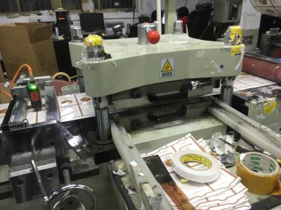 Cina Etichetta adesiva tagliante di carta automatica progettazione a macchina del fornitore di professione di buona affinchè rotolo di carta rotolino carta adesiva in vendita