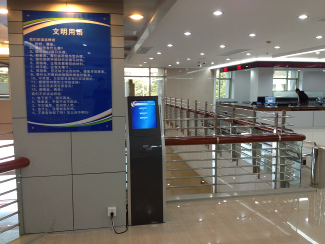 Hospital/Clinic/Pharmacy Floor Stand Wireless Queue System Token Number Machine