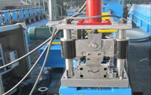Cina 0.5 - 1.0mm ha galvanizzato il rotolo d'acciaio dell'otturatore del metallo che forma la macchina con un passivo Decoiler di 3 tonnellate in vendita