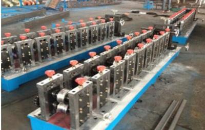 Cina Rotolo automatico passivo della struttura di porta di Decoiler di 3 tonnellate che forma macchina con la perforazione idraulica in vendita