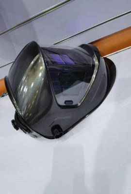 China Capa de soldagem de escurecimento automático com tocha de soldagem e lente 4C hemisférica leve à venda