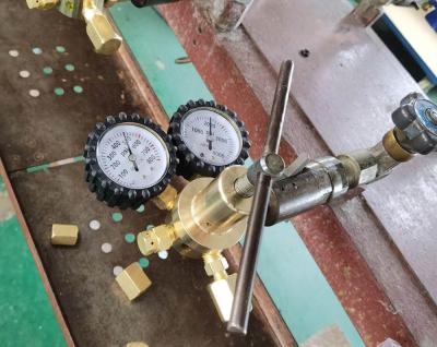 Cina 0-800 PSI Pressione CGA580 Regulatore di azoto di ingresso per la depurazione HVAC in ottone solido in vendita