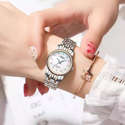 Cina Orologio da donna rotondo al quarzo con cinturino incastonato quadrante verde semplice maglia in oro rosa di lusso in vendita