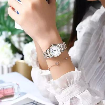 Cina Orologio da donna rotondo al quarzo con cinturino incastonato quadrante verde semplice maglia in oro rosa di lusso in vendita