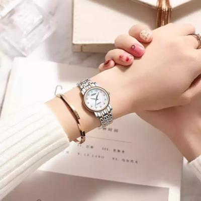 Cina Orologio da donna rotondo al quarzo con cinturino incastonato quadrante verde semplice maglia in oro rosa di lusso in vendita