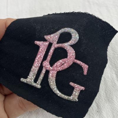 China Nuevo diseño Logotipo TPU personalizado Prensa de calor de bajo MOQ Trackpant TPU Logotipo de transferencia de calor TPU Proveedor de transferencia de calor para uso en prendas de vestir en venta