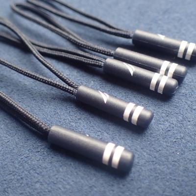 Cina Estrattore inciso di gomma nero del cursore della chiusura lampo di logo per l'indumento in vendita