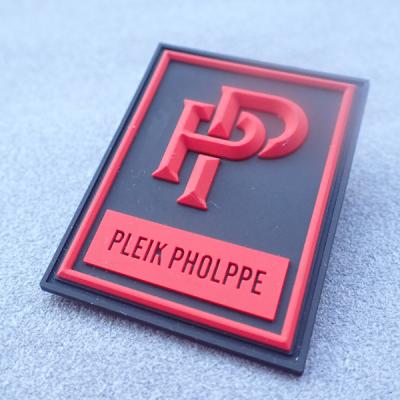 Cina Il PVC duro cuce sulle etichette di gomma impresse dell'abbigliamento in vendita