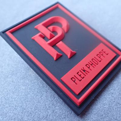 Cina Il PVC duro cuce sulle etichette di gomma impresse dell'abbigliamento in vendita
