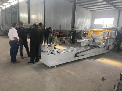 Cina La porta di alluminio e la finestra di CNC di alta precisione che fanno il taglio a macchina della testa del doppio hanno visto in vendita