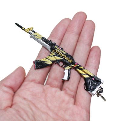Cina Gold mini metal gun model Prime Vandal Keychain Metal crafts Valorant shoot game gear gift decoration art in vendita