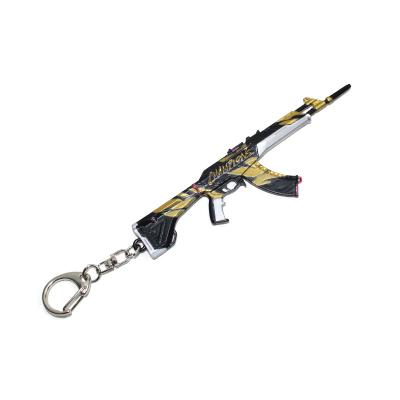 Cina Gold mini metal gun model Prime Vandal Keychain Metal crafts Valorant shoot game gear gift decoration art in vendita