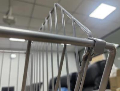 China AT-0261 Prateleiras Expositores de Arame Cesto de Exibição com Divisória Dimensão e Cor Personalizadas à venda