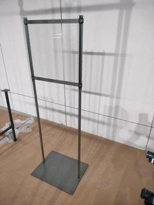 中国 17x17 フロアスタンディングサインホルダー、クリアアクリルパネル2枚付き。 販売のため