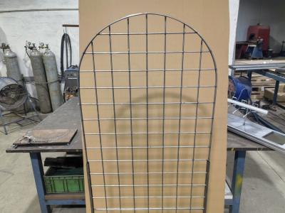 Cina ESPOSITORE A GRIGLIA CON DESIGN A PARTE SUPERIORE ARCUATA, 65” H x 24” L x 24” P in vendita