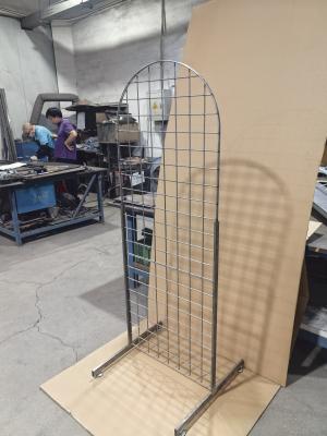 Cina ESPOSITORE A GRIGLIA CON DESIGN A PARTE SUPERIORE ARCUATA, 65” H x 24” L x 24” P in vendita